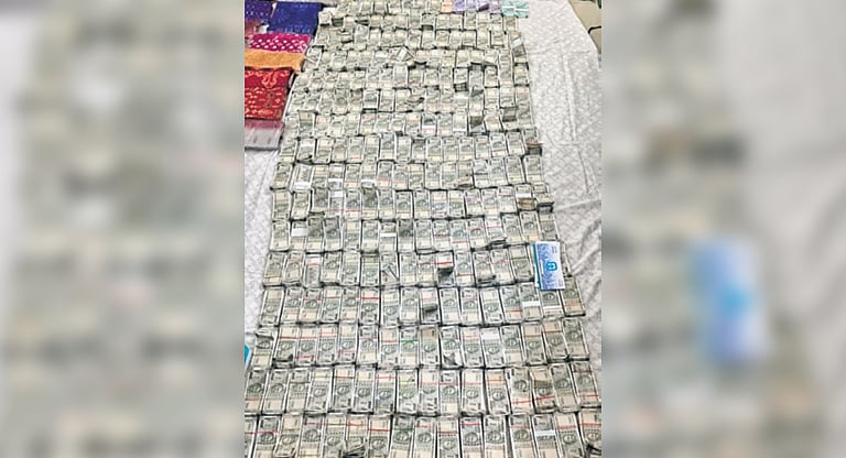 Chief engineer rains cash from flat window during Vigilance raid, Rs 2. ...