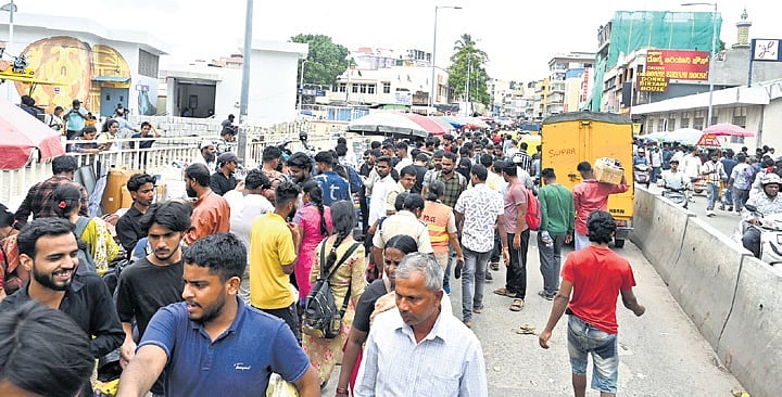 Chickpet chokes as BBMP delays white-topping work, traders upset