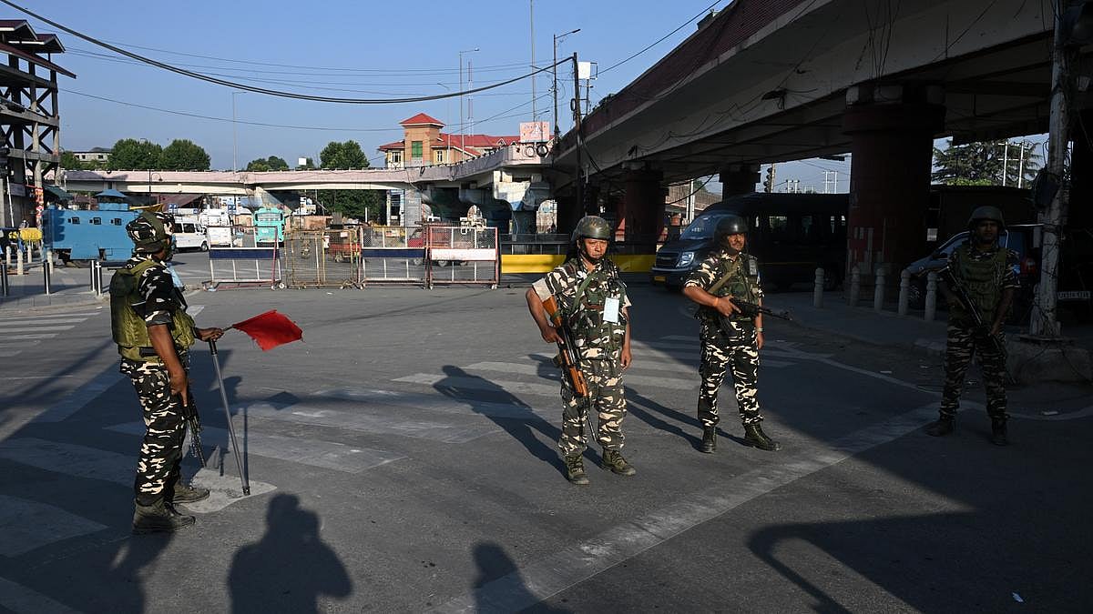 Kashmiri leaders locked in homes’ in Srinagar, barred from visiting ...