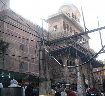 Nine injured, four critical as balcony collapses near Banke Bihari ...