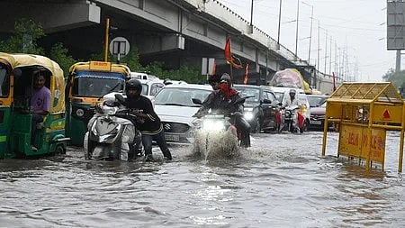 Heavy rain lashes Delhi on Raksha Bandhan; waterlogging in several ...