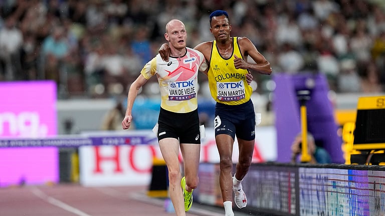 A shoulder to lean on: Steeplechaser stops, lends a helping hand to a ...