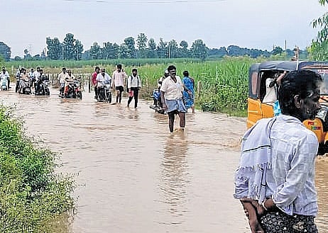 Rayalacheruvu breach causes flash floods in Andhra villages
