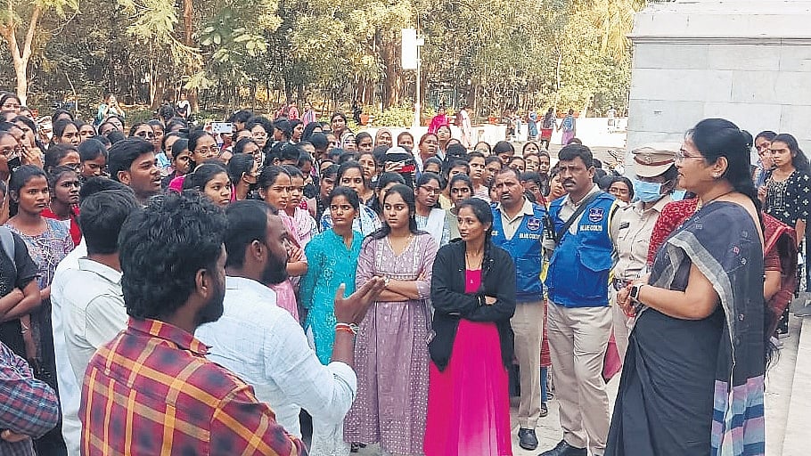 Telangana: Women PG students stage protest in Koti; hostel in-charge ...