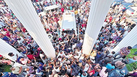 O special one! Hundreds pay tribute to Sreenivasan