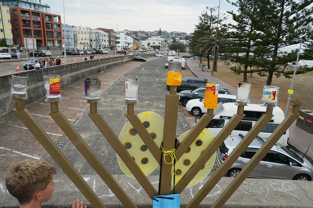 'Light over darkness': Australia falls silent, lights candles for Bondi ...