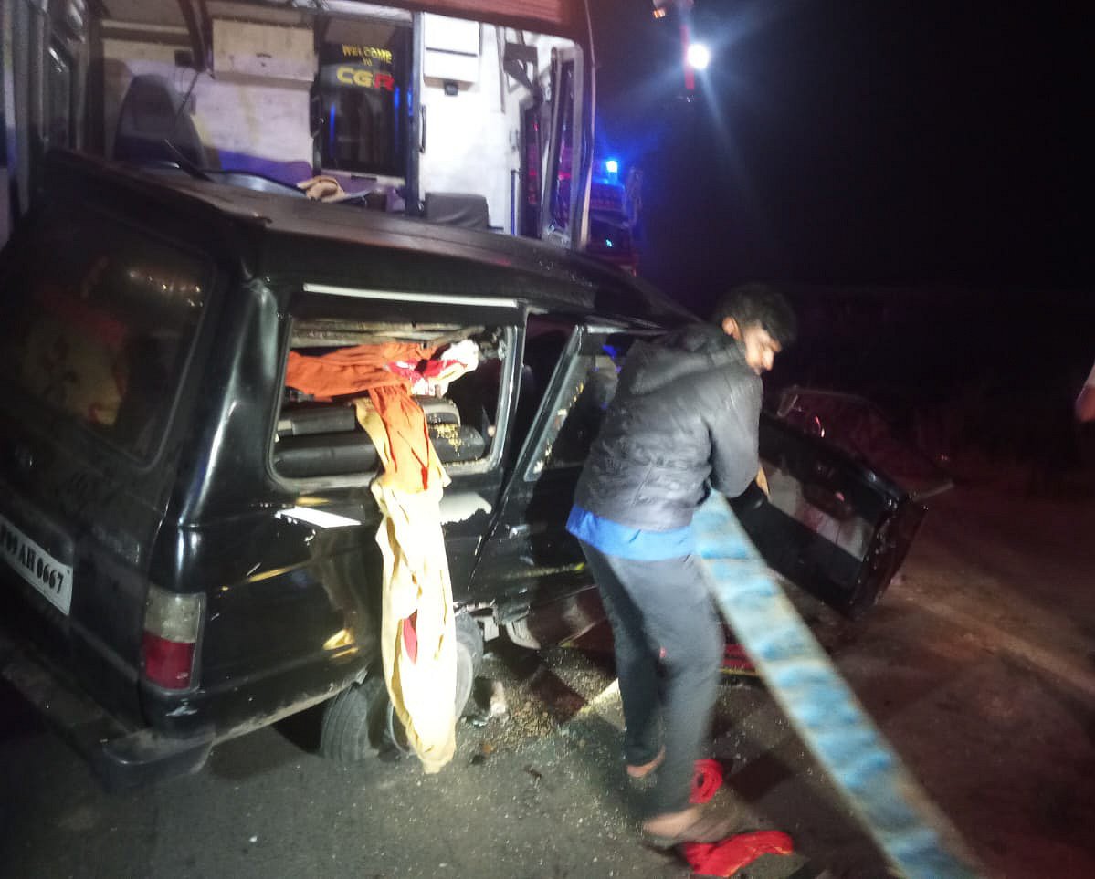 Four die as car rams into bus in Andhra Pradesh's Nandyal district