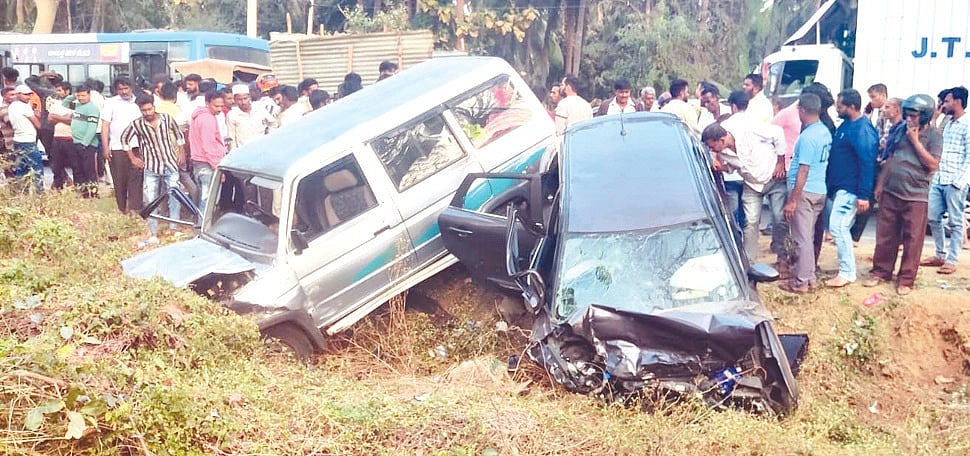 Chain accident leaves two dead, nine injured near Tumakuru