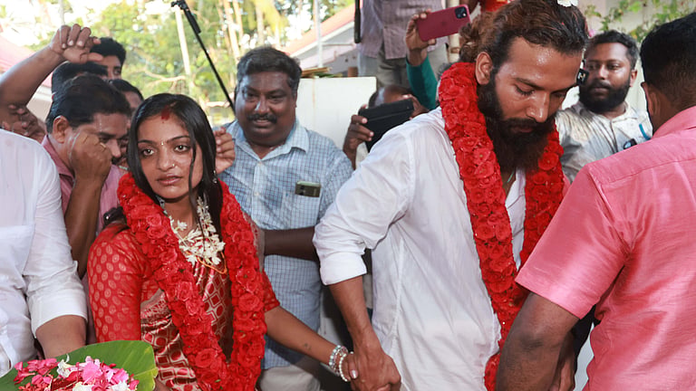 Viral Kumbh Mela girl gets police protection order from Kerala HC amid ...