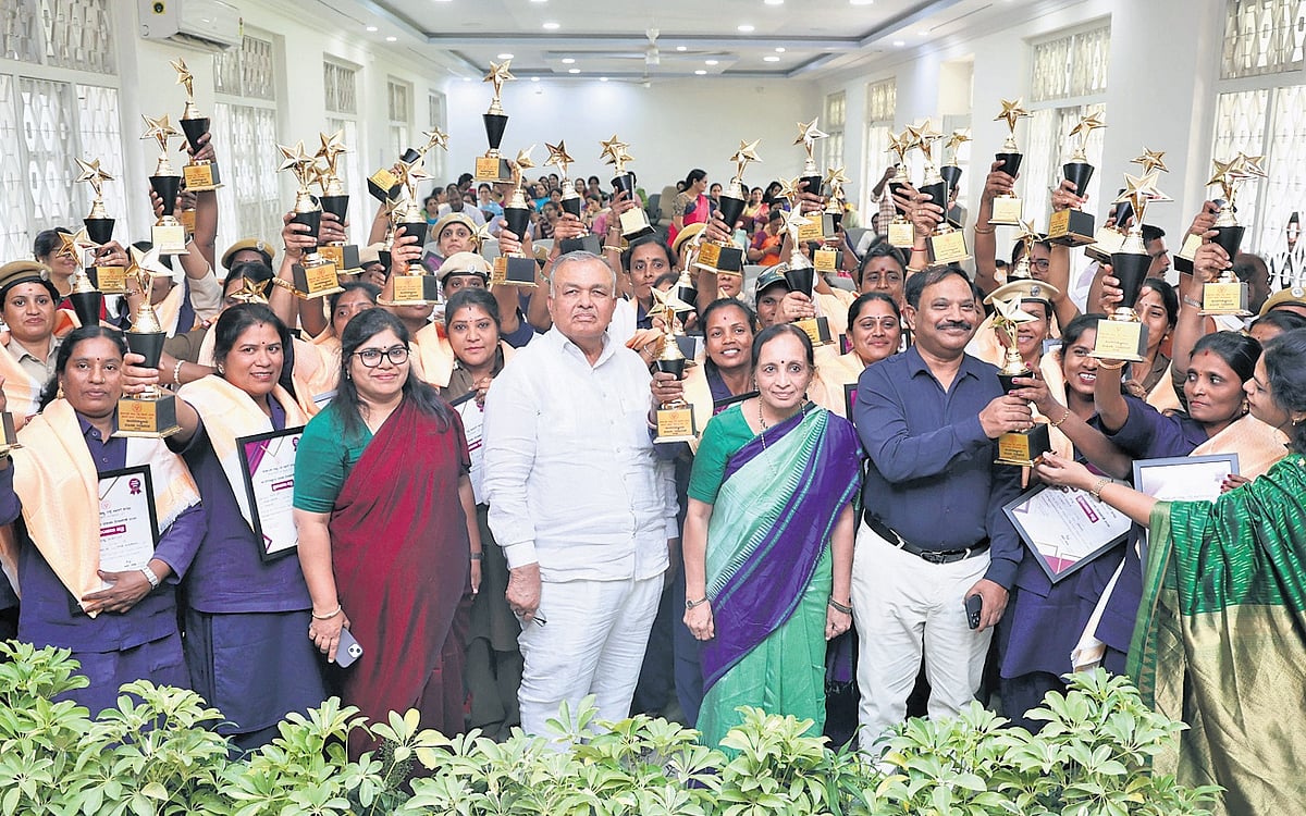 Karnataka Transport Min Ramalinga flags off 45 new Sarige, 70 Pallakki ...