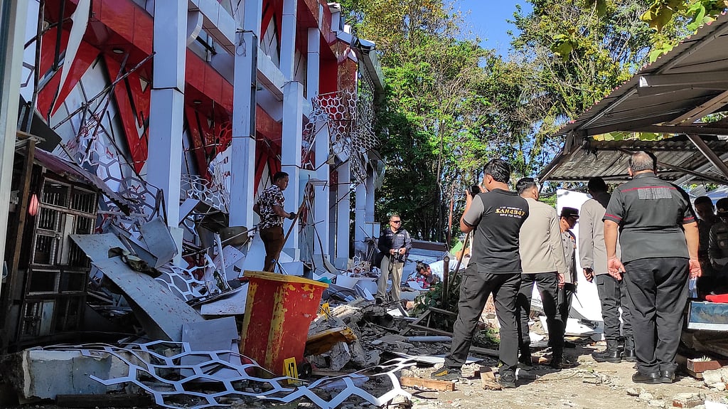 7.4-magnitude earthquake off Indonesia kills one, tsunami warning lifted