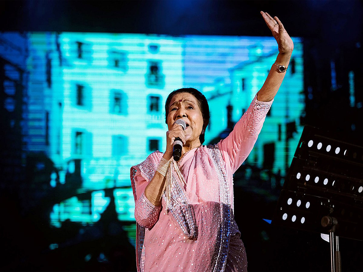 Film industry mourns legendary singer Asha Bhosle's demise, pays rich ...