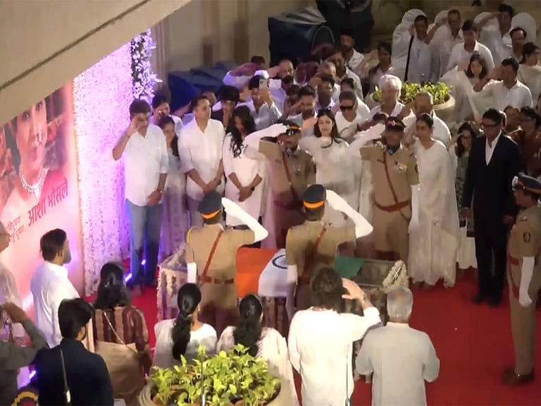 Emotional scenes in Mumbai as fans and family bid farewell to Asha Bhosle