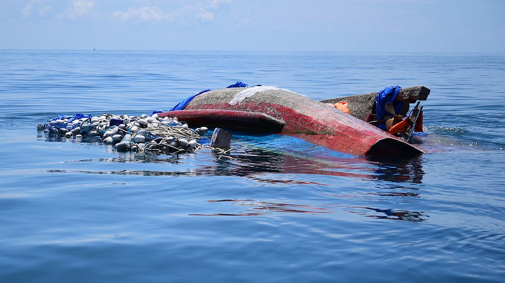 Boat carrying 250, including Rohingya refugees and Bangladeshis, sinks ...