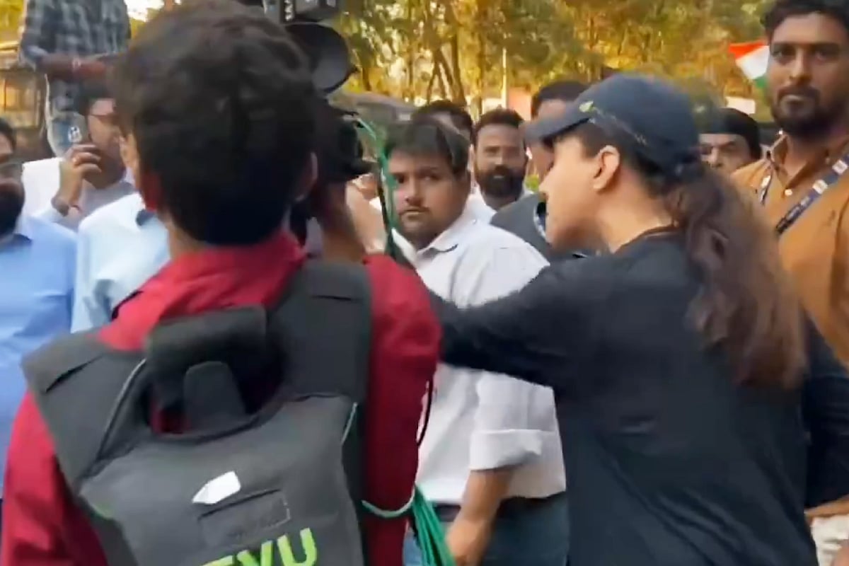 Woman confronts Maharashtra BJP minister over Worli traffic jam during ...