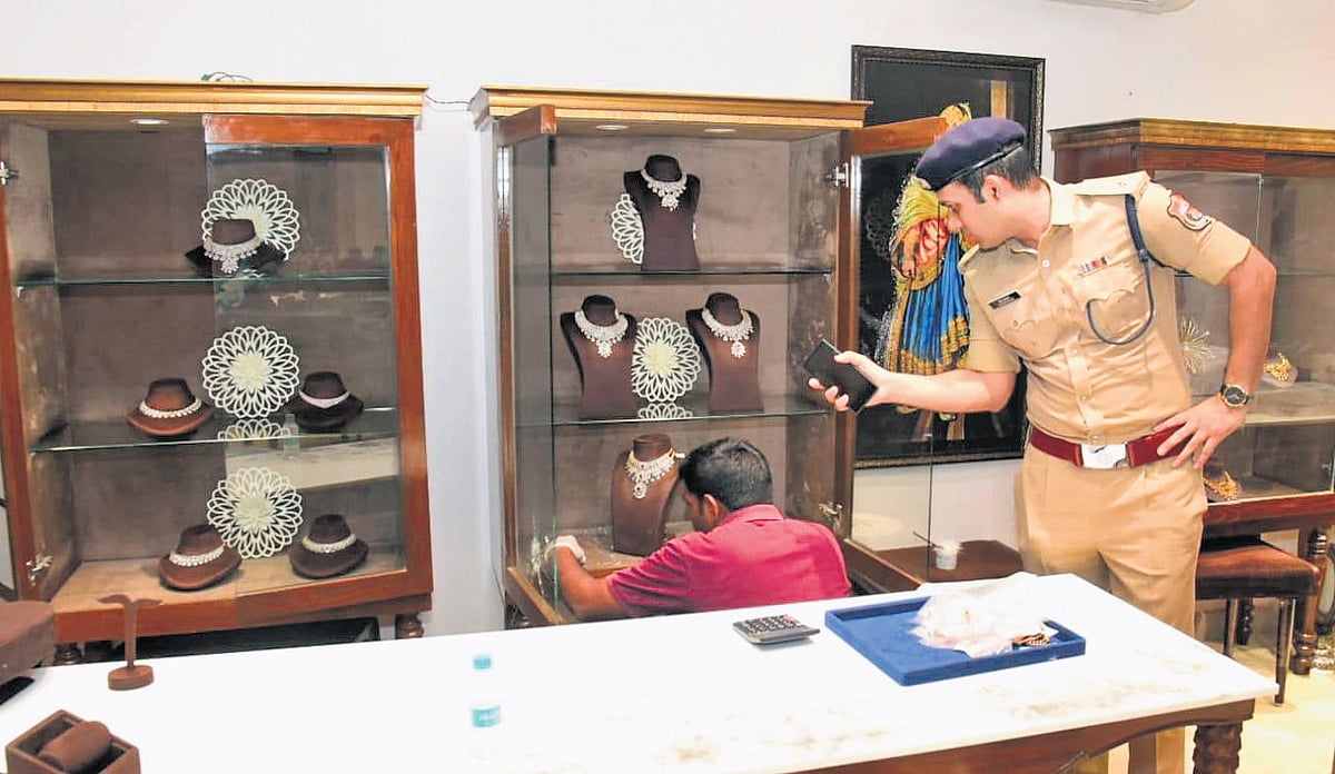 ‘They pointed guns at us’: Eyewitnesses recall ordeal of armed robbery ...