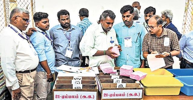 Karnataka netas play key role in Pondy politics