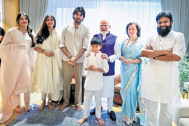 Modi visits houses of Naidu, Pawan in Hyderabad