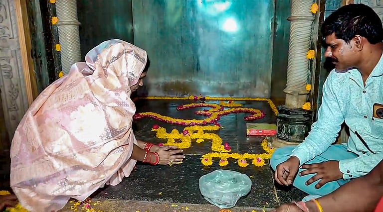 Hindu groups offer prayers, recite Hanuman Chalisa in Bhojshala; heavy ...