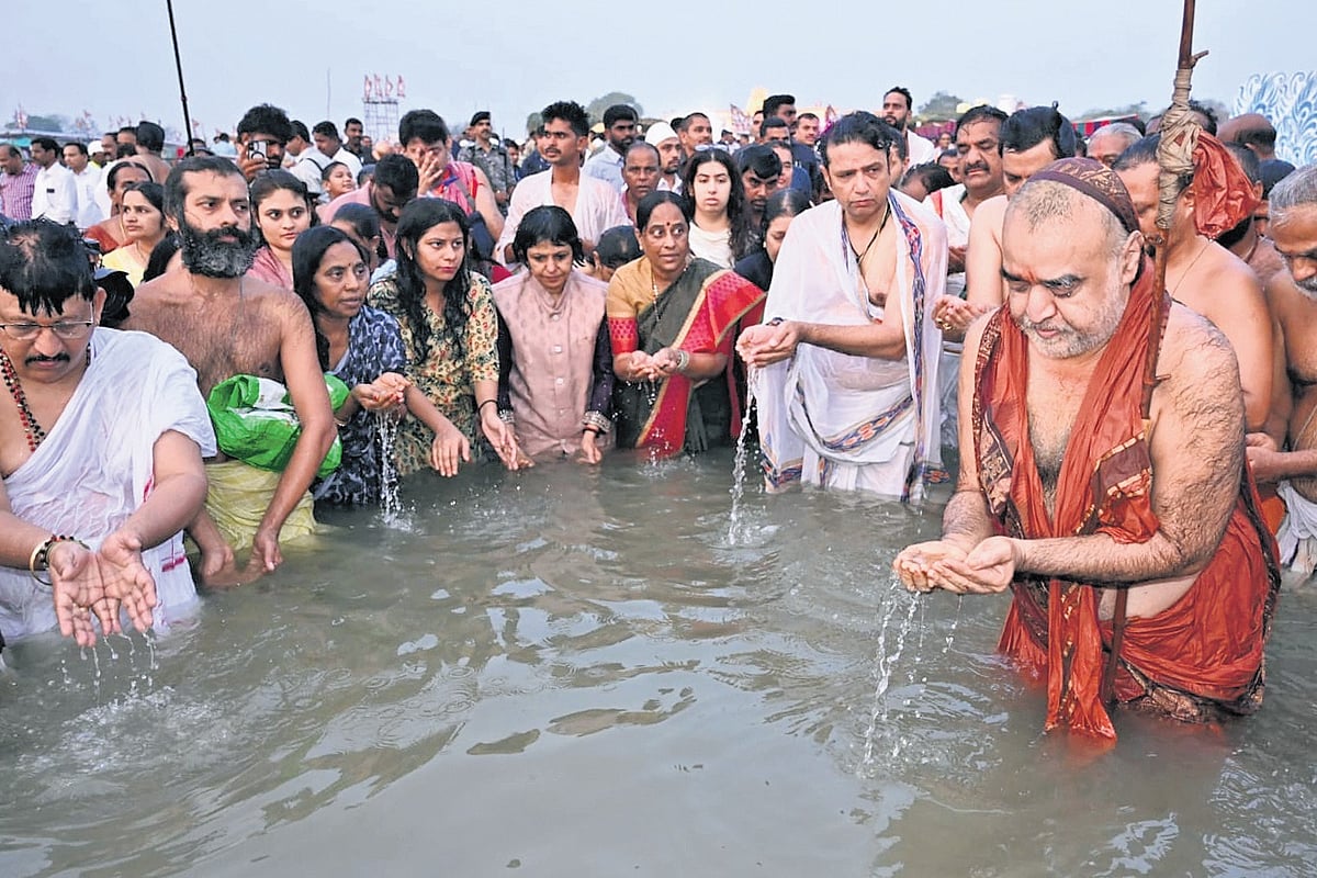 Thousands take holy dip at Kaleshwaram Pushkaralu