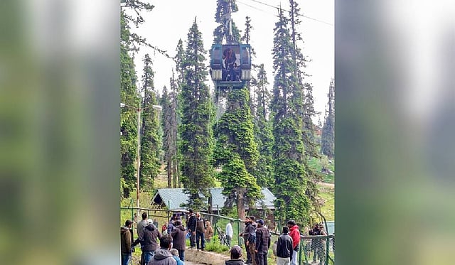 Gulmarg Gondola glitch leaves hundreds of tourists stranded, Army ...