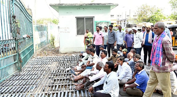 Angry ryots lock market yard gates over procurement delay