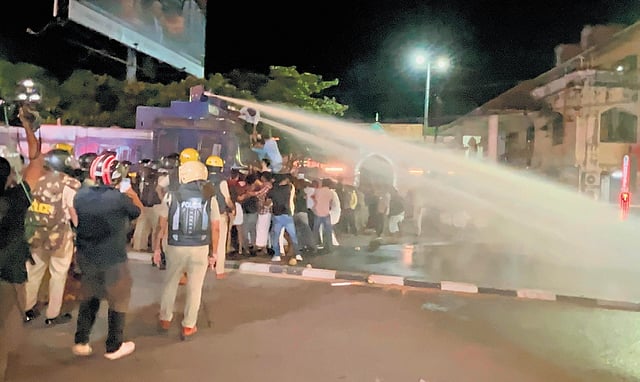 Violence grips Thiruvananthapuram's Palayam as SFI, KSU workers clash ...