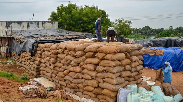 Paddy scam takes political turn in Sircilla