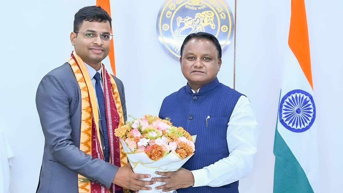 CM Majhi felicitates OCS topper Bubun Sahoo