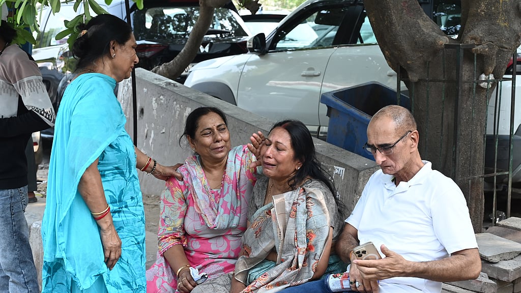 Eight of a Gurugram family among 21 killed in Malviya Nagar hotel blaze ...