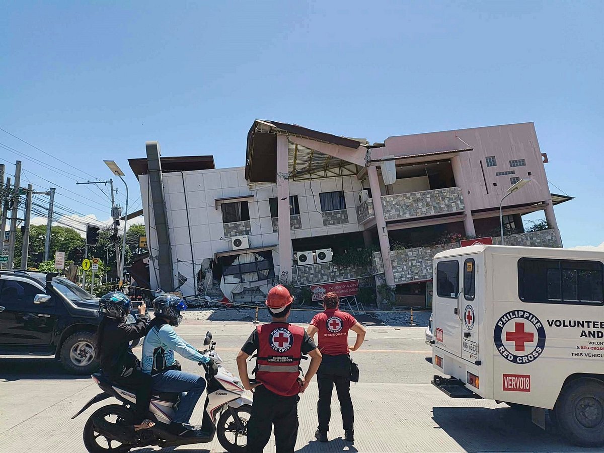 Powerful 7.8 earthquake jolts southern Philippines, leaving 12 dead and ...