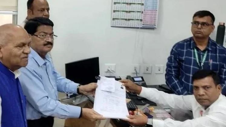 Independent candidate Parimal Nathwani files nomination with BJP ...