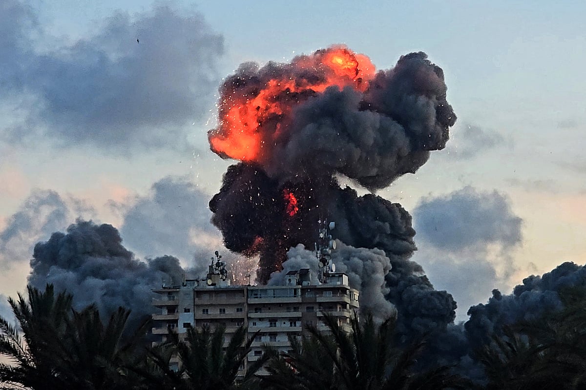 US, Iran launch airstrikes after Trump blames Tehran for downing Army ...