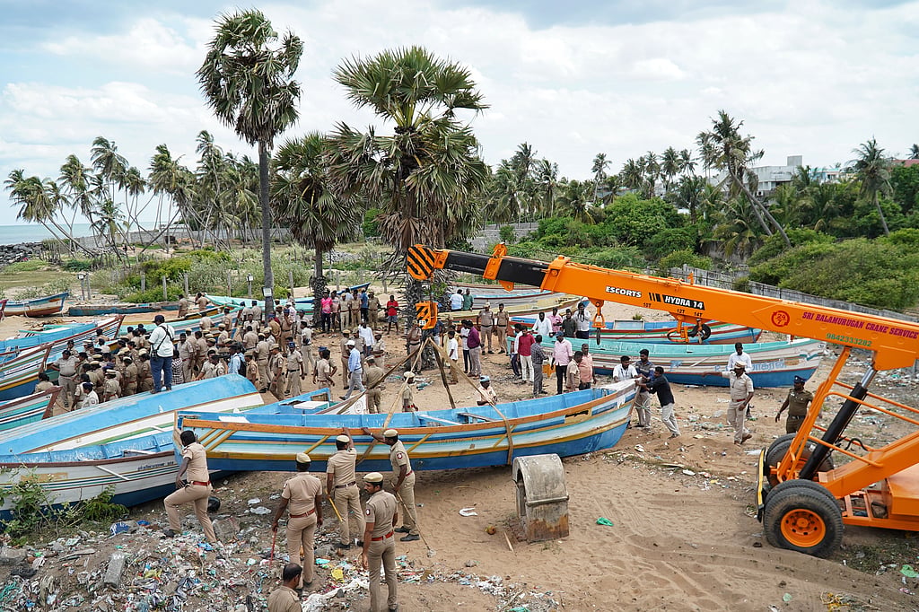 Nadukuppam burial ground row: Fisherwomen continue protest, clash with ...