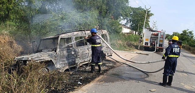 Two vehicles torched, three injured in TDP-YSRCP clashes in Kurnool