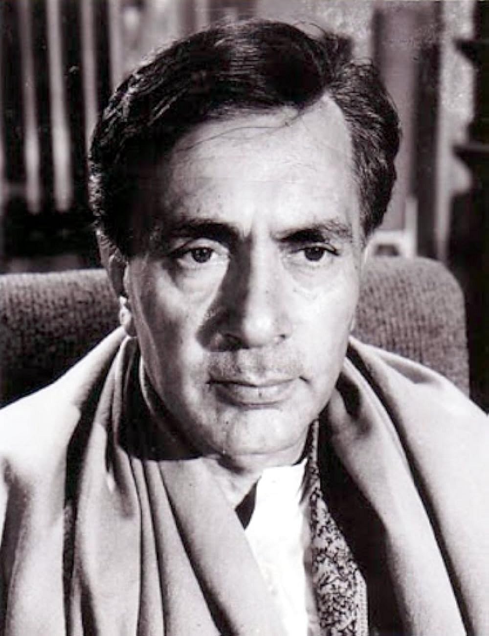Balraj Sahni gets on stage