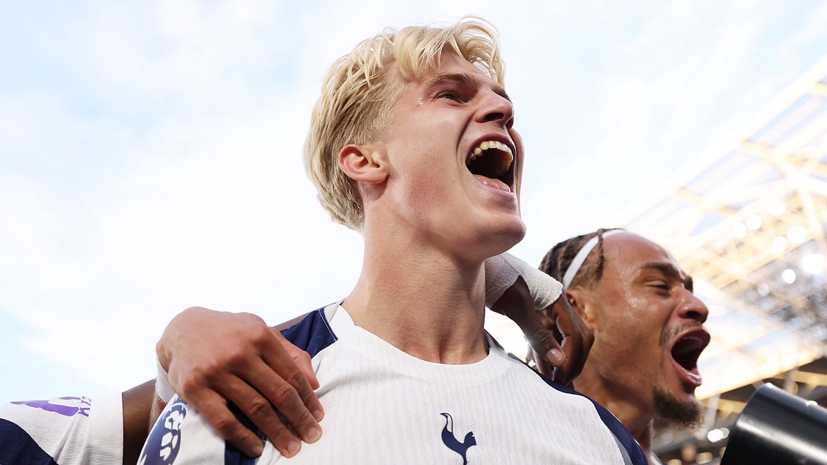 West Ham 0-3 Tottenham: Bergvall Stars And Soucek Sent Off In ...