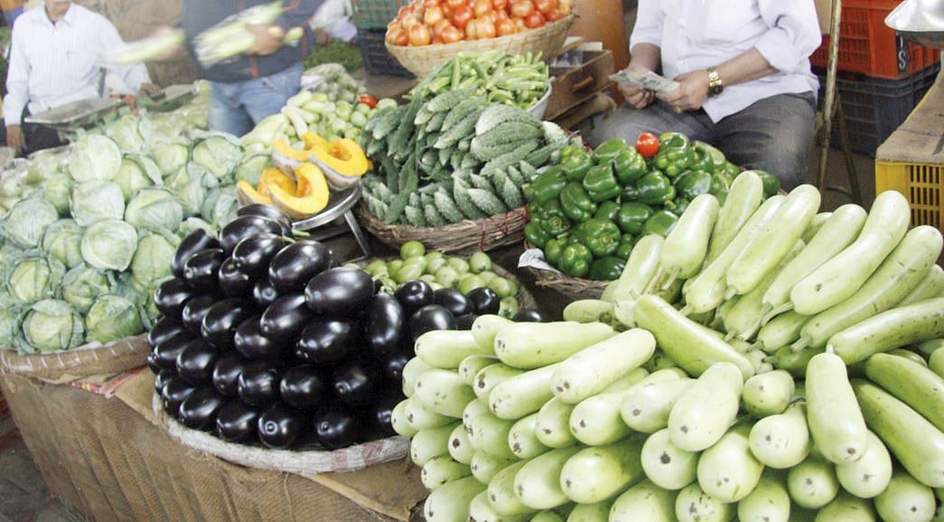 Vegetable Price Hike | फळभाज्यांसह पालेभाज्यांचे दर वधारले; दोडका 7 ...