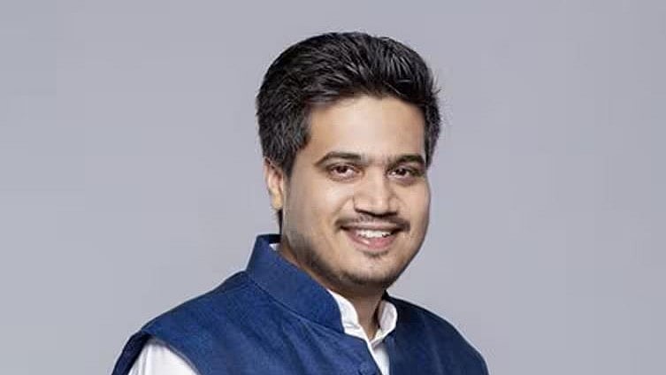 Rohit Pawar | शिंदेंची शिवसेना आणि अजित दादांच्या राष्ट्रवादीचा मालक ...