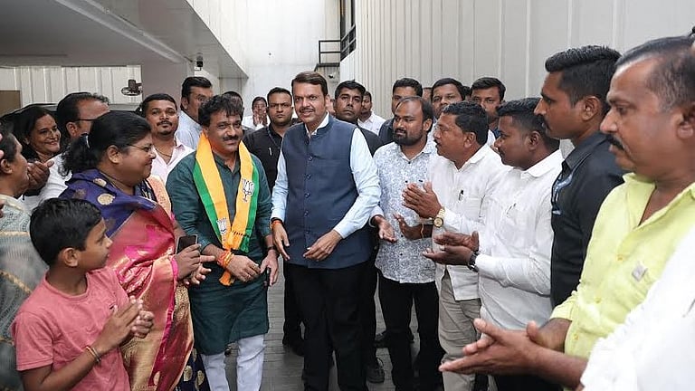 Raju Parve join BJP | काँग्रेसमधून शिवसेनेत गेलेले राजू पारवे अखेर ...