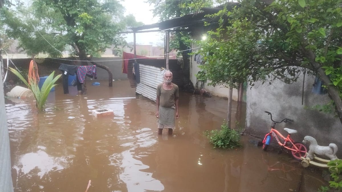 Solapur Rain News : माळीनगर पूर्वभाग जलमय; निरानदी दुथडी भरुन वाहू ...