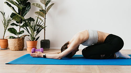Yoga For Back Pain | कमरदुखीपासून आराम हवा आहे? हे 5 योगासन करून बघा ...