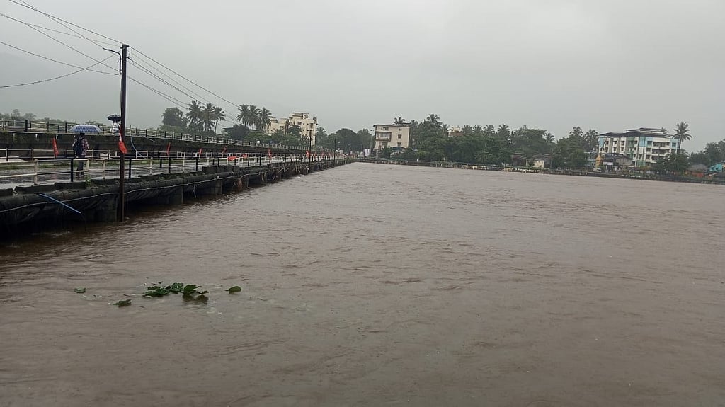 Raigad Rain | रोहा तालुक्यात पावसाचा जोर कायम; कुंडलिका, अंबा नदीने ...