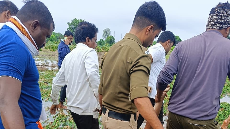Beed Flood Death | पुरात वाहून गेलेल्या तरुणाचा मृतदेह धामणगाव येथे ...