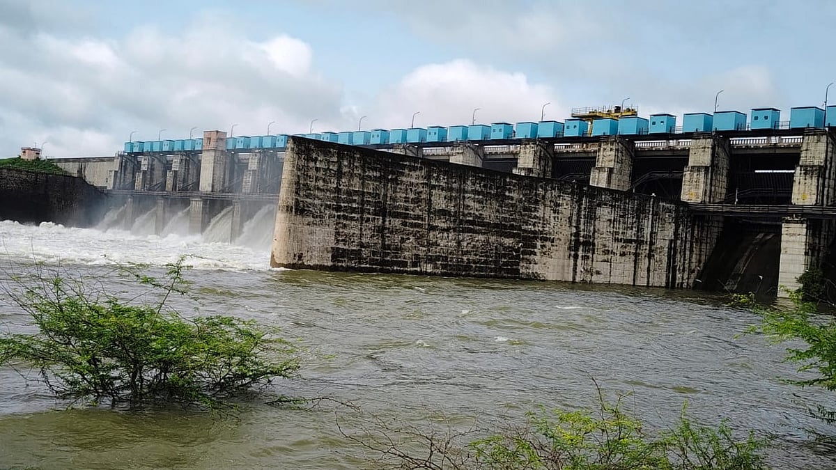 Manjara Dam | मांजरा धरणाचे ६ दरवाजे उघडले; नदीकाठावरील नागरिकांना ...