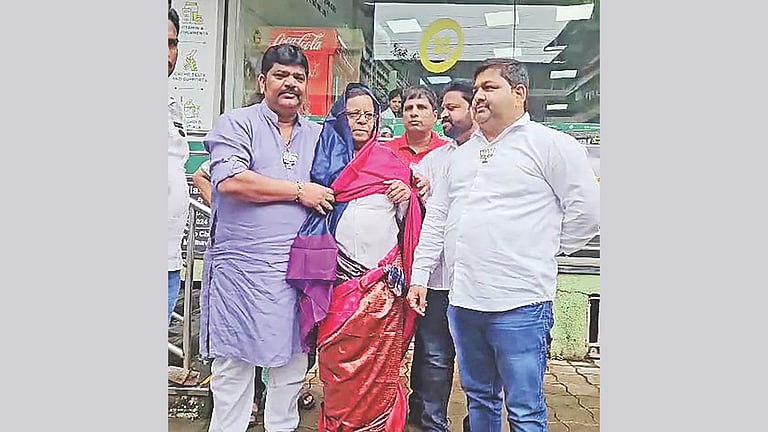 Thane News : डोंबिवलीत काँग्रेसच्या नेत्याला नेसवली साडी