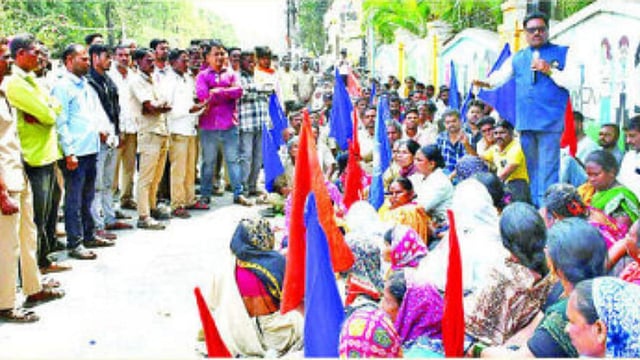 Nanded Municipal Workers Protest : सफाई कामगारांचे मनपासमोर धरणे आंदोलन