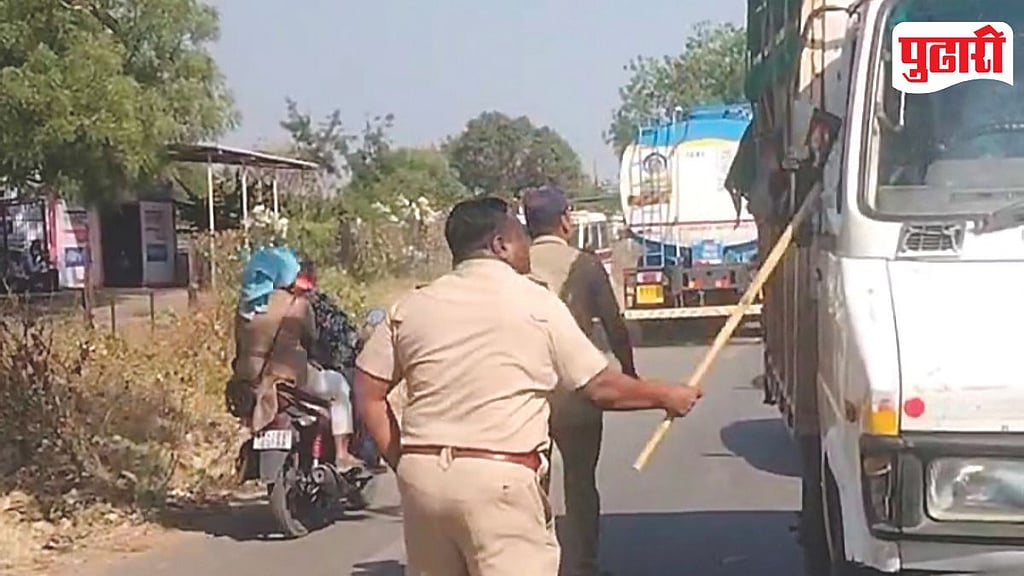वाहतूक कोंडीत पोलिसांवर वाहनांच्या काचा फोडल्याचा आरोप|pathardi police ...