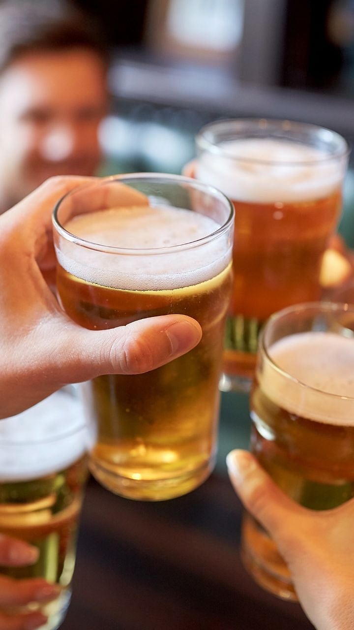 Alcohol Drinking: मद्य पिताना स्मोकिंगही करताय... भराभर पेग रिचवताय...?