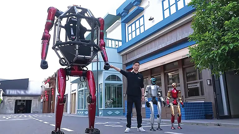 Humanoid robot China | चीनमध्ये अवतरला खरा ‘ट्रान्स्फॉर्मर’ दोन ...